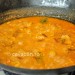 Butter chicken se serveşte cu fulgi de migdale şi frunze de coriandru ...